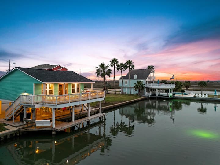 Canal-front Retreat W/ Bay Access & Tx Sunsets - Jamaica Beach, TX