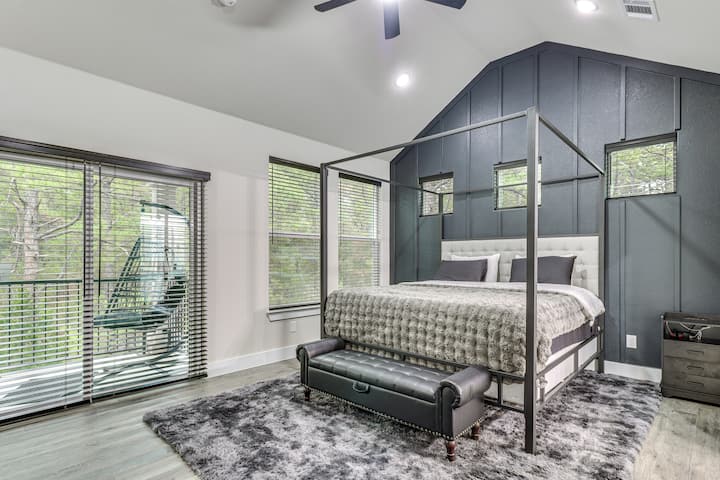 Treehouse Escape In Tahitian Village - Bastrop, TX