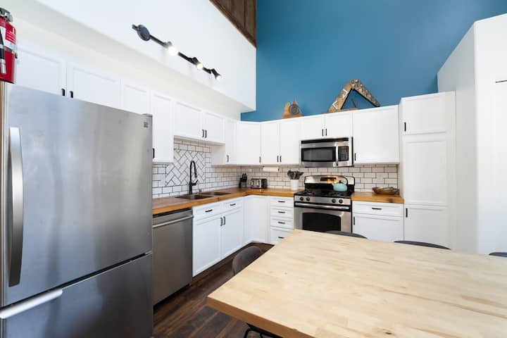 New! Walk To Lift, Ski Home | Sleeps 12 - Whitefish, MT