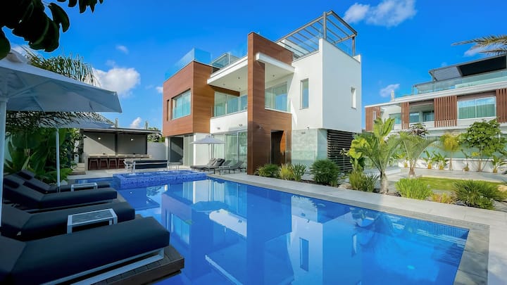 Villa Cielo Mare | Jacuzzi, Pool, View, Sleeps 12 - 阿依納帕