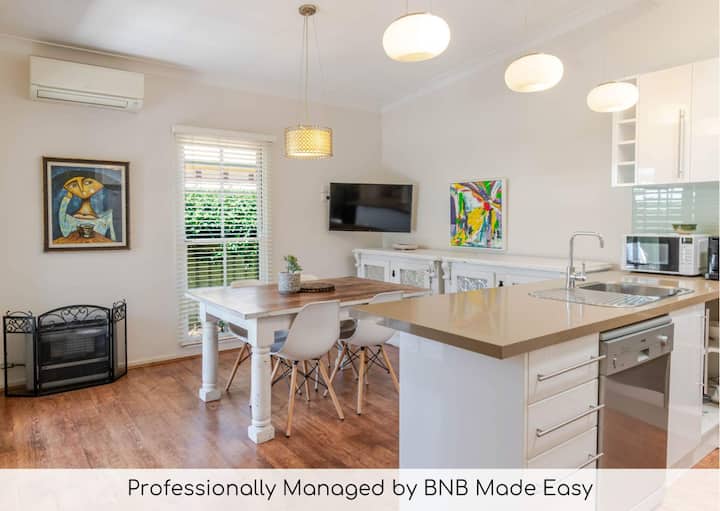 Tompson Cottage | Near Cbd, Character & Comfort - 와가와가