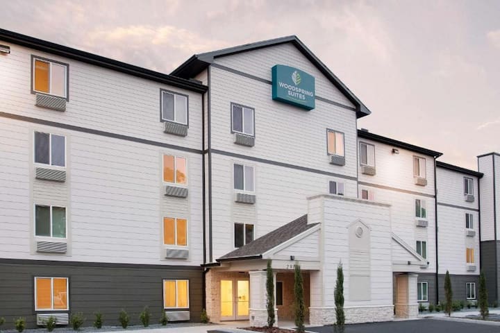 Sunny Family Escape | Nascar Racing. Free Parking - Daytona Beach, FL