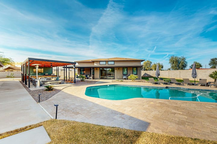 Chandler Estate W/ Pool/pickleball/putting Green! - Chandler, AZ