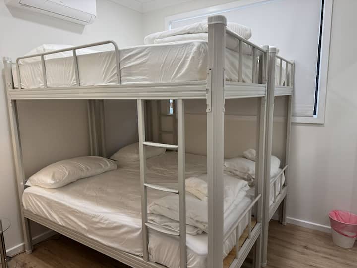 Private Modern Room | Sleeps 4 | Menangle Park - Camden