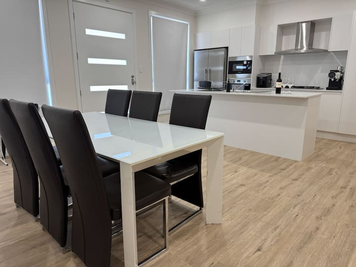 Grand Family Estate For 20 | 6br | Macarthur - Campbelltown