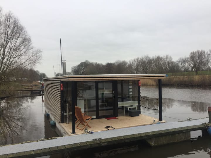 Hausboot Für Vier Personen Mit Kamin Und Terrasse - Wilhelmshaven