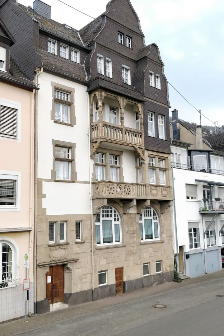 Wohnung In Einem Historischen Gebäude Mit Balkon U - Hahn