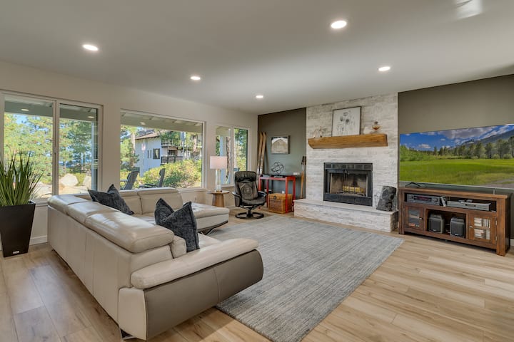 Mountain Home W/ Fireplace & Deck - サウス・レイク・タホ, CA