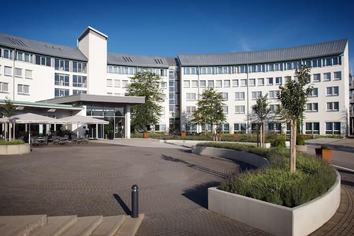 Queen Room | Ramada Dresden | Public Transit - Dresden