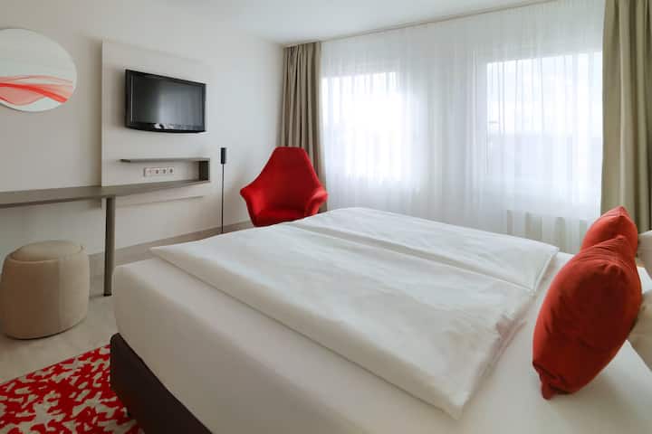 Ramada Dresden | Queen Bed | Transit Access - Dresden