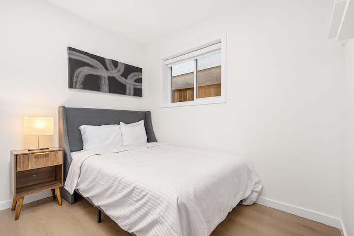 Modern 2br Suite W/ Laundry | Walk To Transit - Vancouver