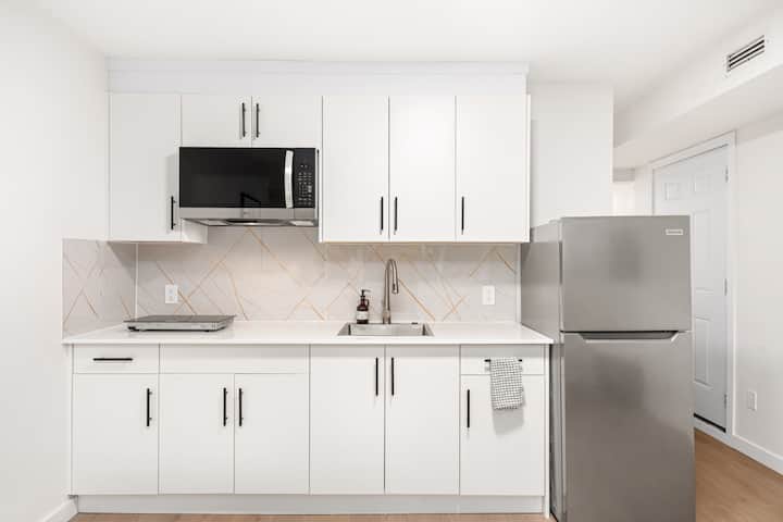 Modern 2br Suite W/ Laundry | Walk To Transit - Vancouver