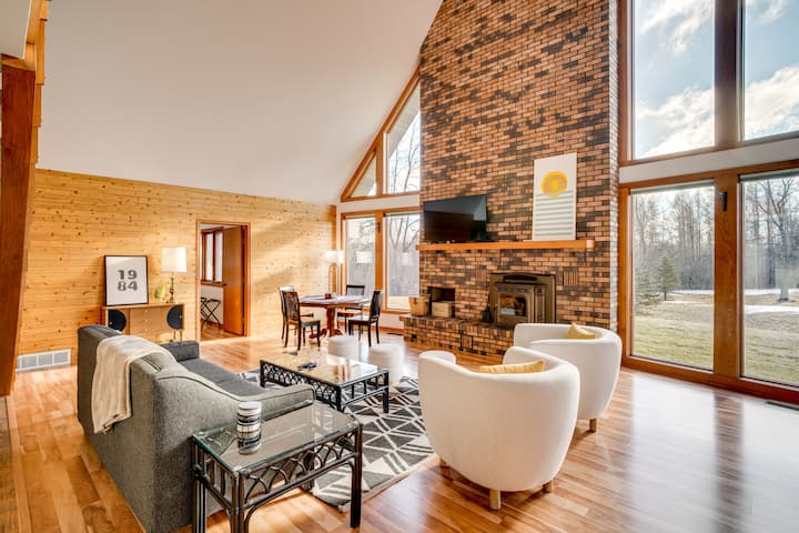 All-season Lodge 40 Acres: Walk To Elkhart Lake! - Elkhart Lake, WI