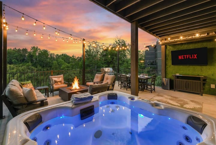 26 Guests | Resort Waterpark | Indoor Pool | Views - Sevierville, TN