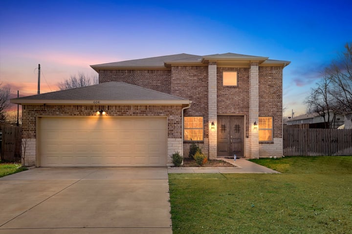 Spacious Mckinney Tx Home Near Downtown - McKinney, TX