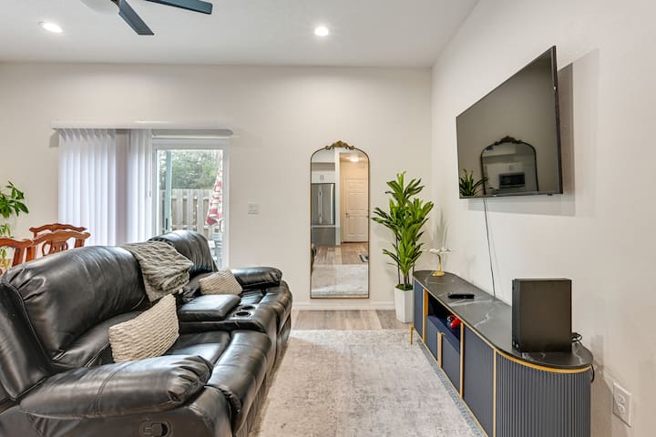 4 Mi To Outlets! Townhome Near Tampa North Airport - Wesley Chapel, FL