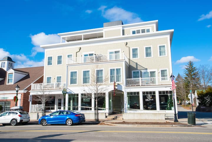 Downtown Kennebunk Penthouse Getaway - Kennebunk, ME