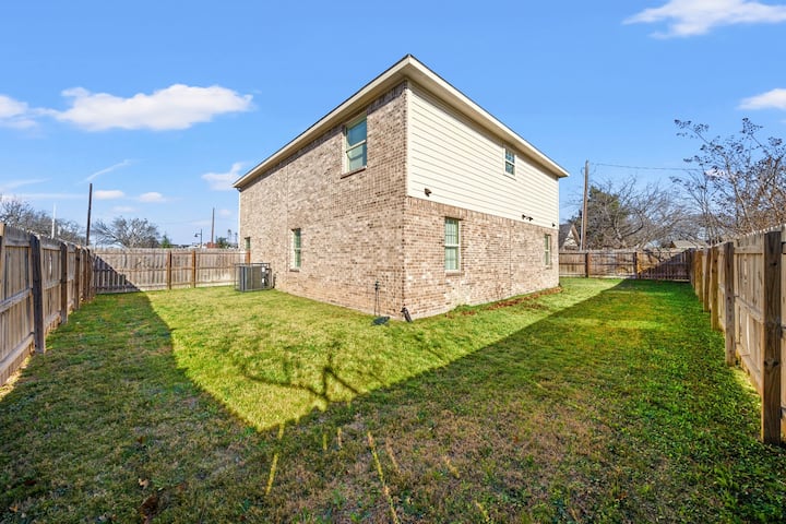 Downtown Access • Fenced Yard • Sleeps 10 - McKinney