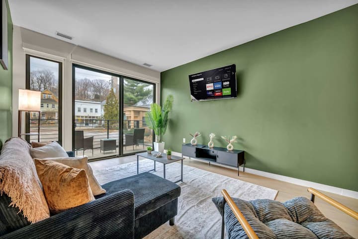 Stay In Little Italy | Balcony,parking,kingbed,wd - Cleveland Heights, OH