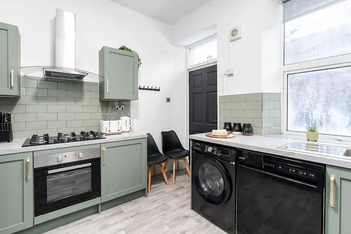 30% Off | Sleeps 12 | 5 Bed | Garden & Driveway - Sheffield