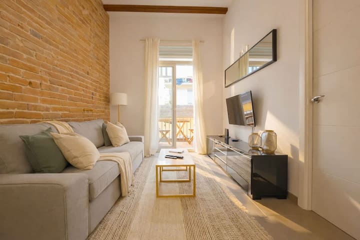 Cozy 2br Near Plaza España With Small Balcony - Barcelona