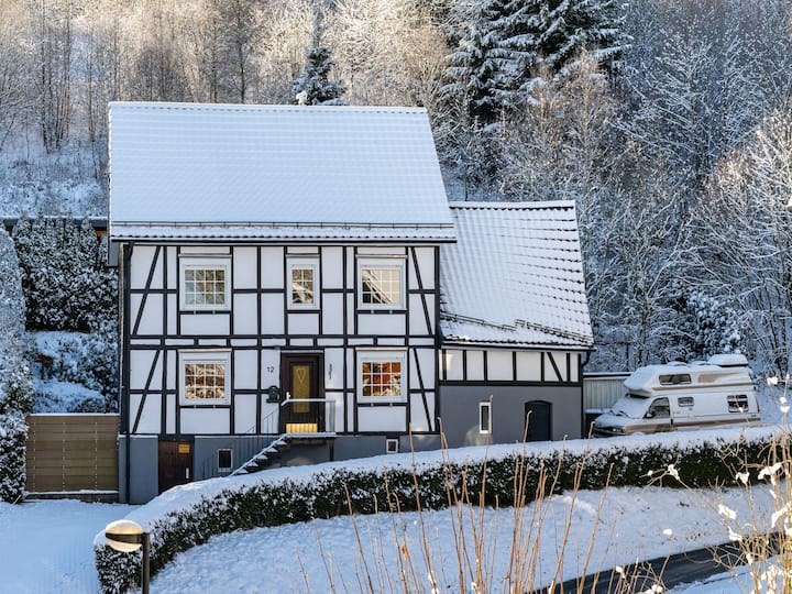 Haus Ruhrquelle Avec Et Garage Près De Winterberg - Winterberg