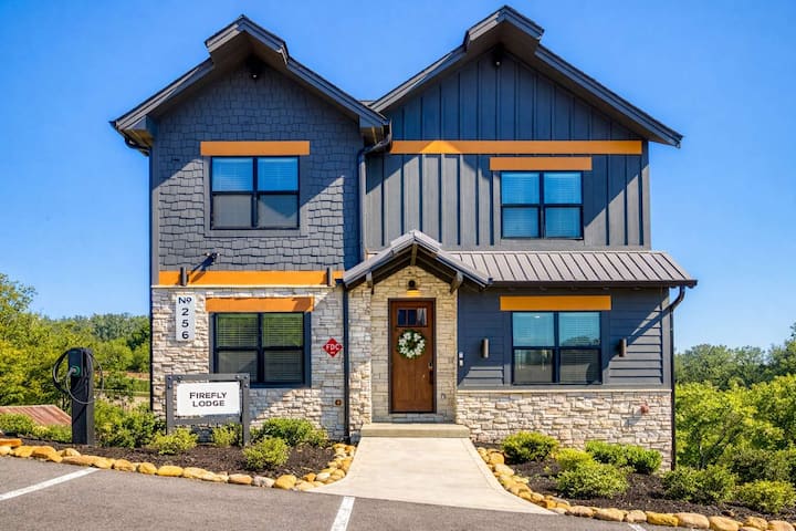 Firefly Lodge – Pool, Hot Tub, Theater & Resort - Sevierville, TN