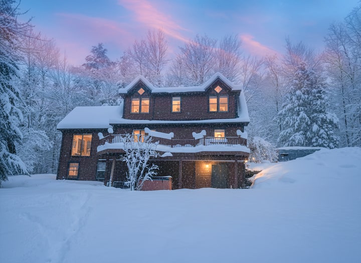 Stowe Hollow Ski Lodge Retreat With Hot Tub - Stowe, VT