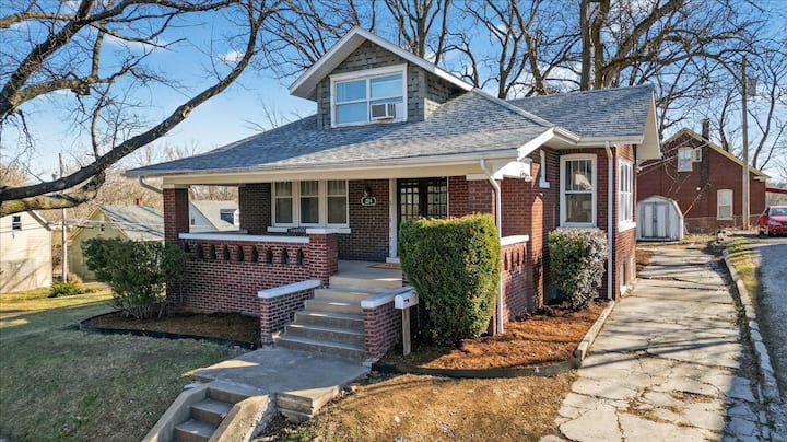 Pet Friendly Home! Smart Tvs—king Beds—free Parkin - Belleville, IL