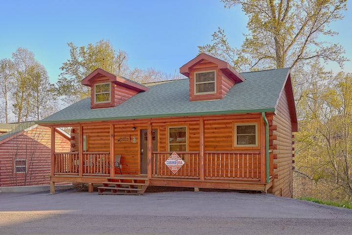 "Lazy Bear Lodge" 2 Bedroom Cabin - Sevierville, TN