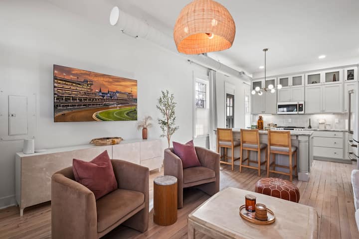 New! Stylish Home W/ Projector Tv & Pvt Backyard! - Louisville, KY