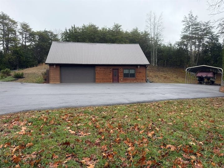 Small Cabin Over Garage With Lake Access And Small - Dandridge, TN