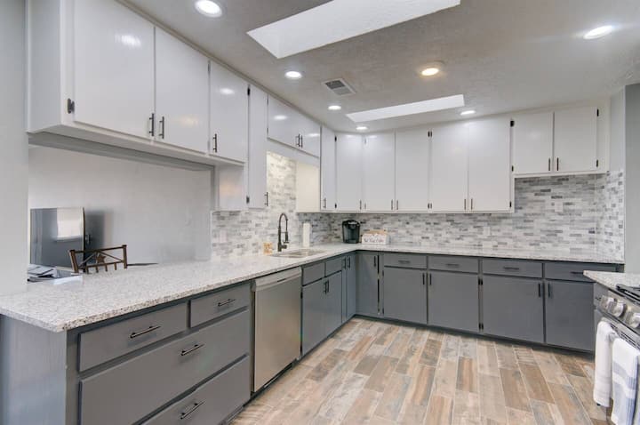 Modern Belle, Near I-25 & I-40 Interchange - Albuquerque, NM