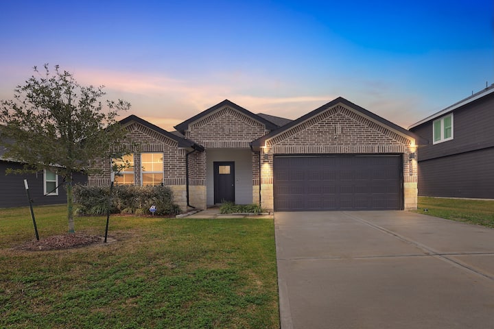 New! Sunset Creek Sanctuary - Spacious Family Home - Richmond, TX