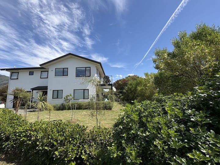 Pōhara Escape - Bright Interiors & Scenic Views - Tākaka