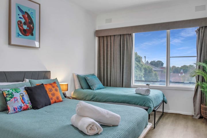 Platypus Family Room With Queen And King Single - Geelong