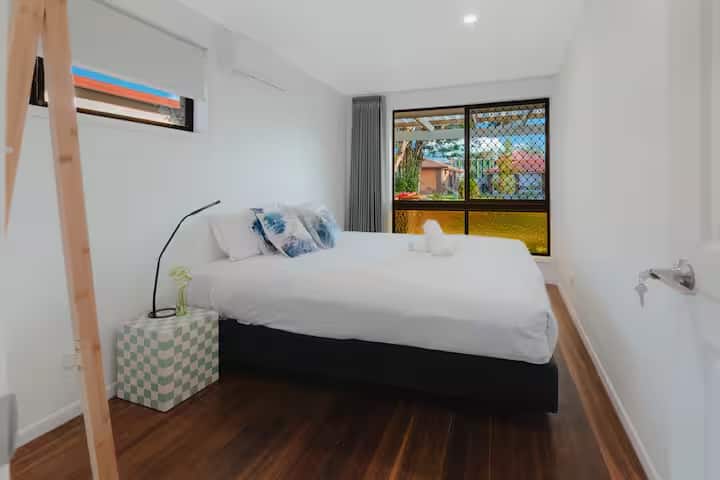Newly Renovated 2b1b Tiny House -Family Friendly - Brisbane