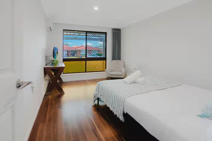 Newly Renovated 2b1b Tiny House -Family Friendly - Brisbane