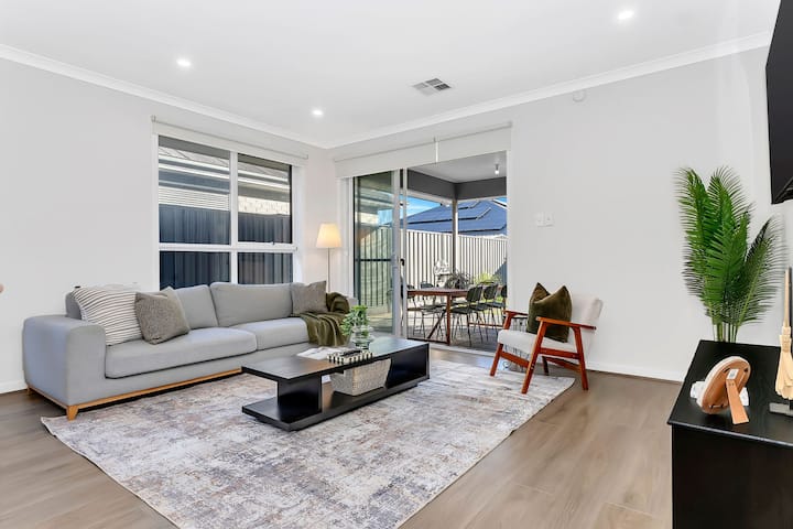 Campiana Retreat | 5 Beds, Virgara Wines, 2 Living - City of Playford