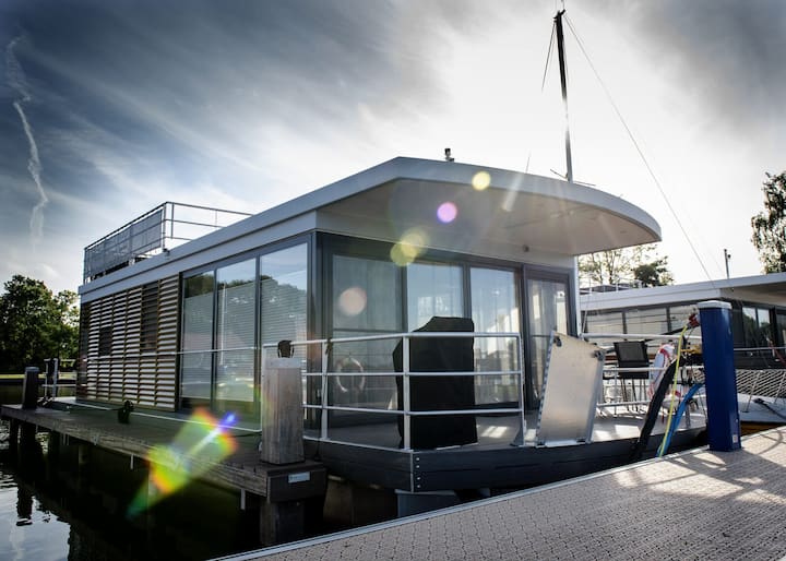 Luxe 'Houseboat Elysium' On The Sneekermeer - Sneek