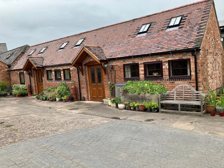 Cottage In Nuneaton - Sleeps 2 - Parking - Garden - Hinckley