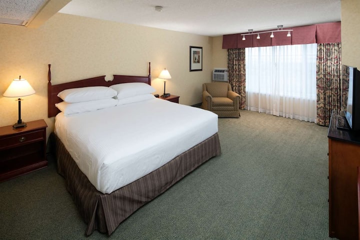 Discover Victorian Beauty In 2 Room Suite - 2 Unit - Eureka, CA