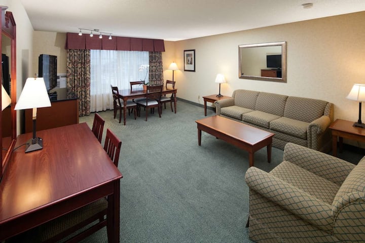 Explore Beaches From Spacious Suite Room - Arcata, CA