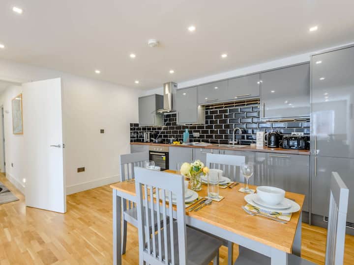2 Bed In Lyndhurst (82132) - Lyndhurst, UK