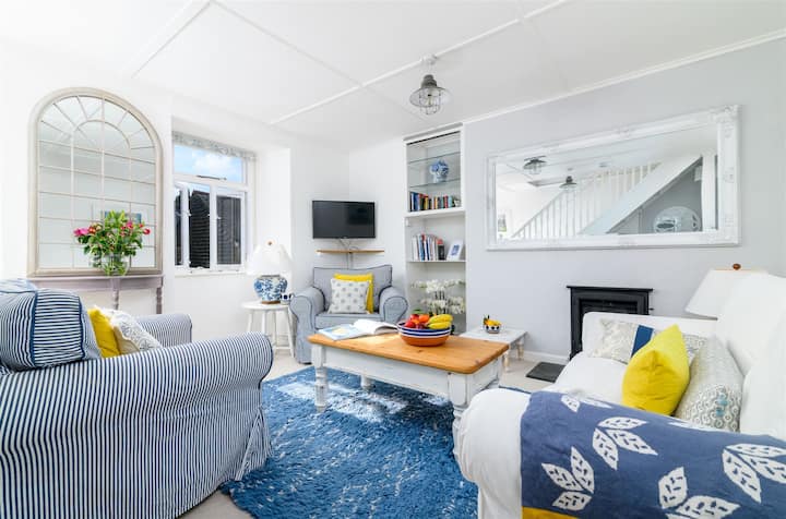 Sealight Cottage, Downalong - Sea Views - Parking - St Ives