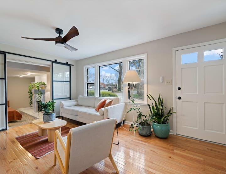 The Yellow Door Home For 8 - Franklin, TN