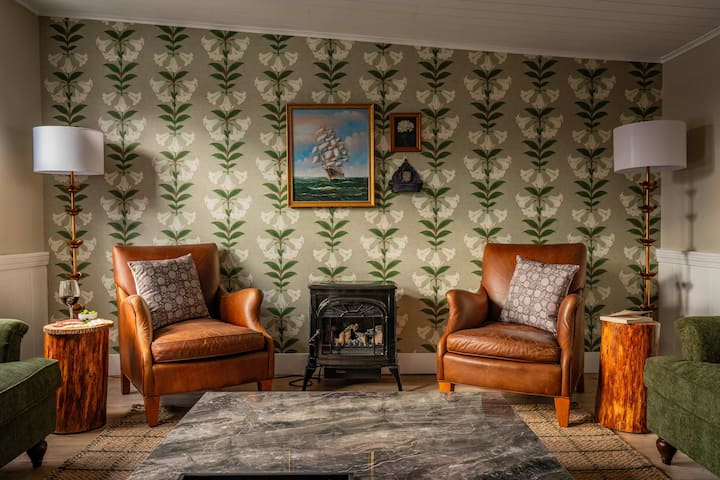 The Curator's Retreat – For 8 - Kennebunk, ME