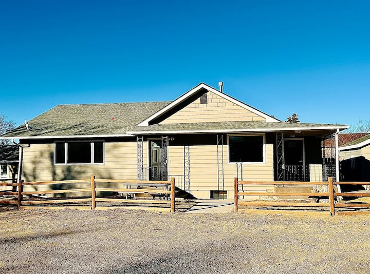 Spacious Ennis Home – Walk To Town, River & Local - Ennis, MT