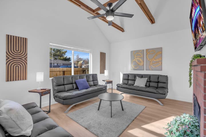 Cozy Reno House: 2 Bedrooms, Sleeps 8 Guests! - Atlantis Casino Resort Spa