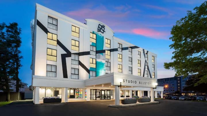 Room Near Harvard + Restaurant-bar - Boston, MA